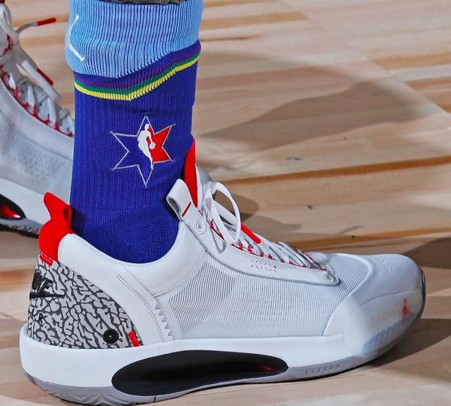 AJ3“黑白水泥”是私人定制，但东契奇上脚的AJ34白水泥将会发售