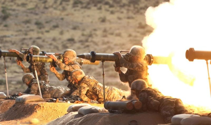 120毫米火箭筒威力顶尖，能反坦克能清暗堡，99A坦克扛得住吗？