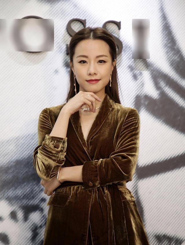 36岁邓丽欣素颜长满雀斑，疑似美颜崩坏？罕见晒性感睡衣照 邓丽欣 雀斑 方力申 新浪新闻