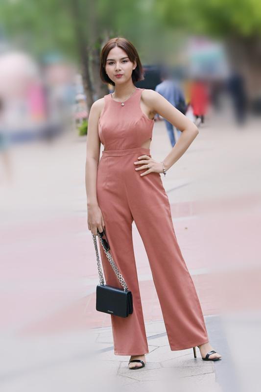 街拍：短发御姐真敢穿！一件粉色连衣裤就出门，不怕侧漏走光！ 连衣裤 走光 御姐 新浪新闻