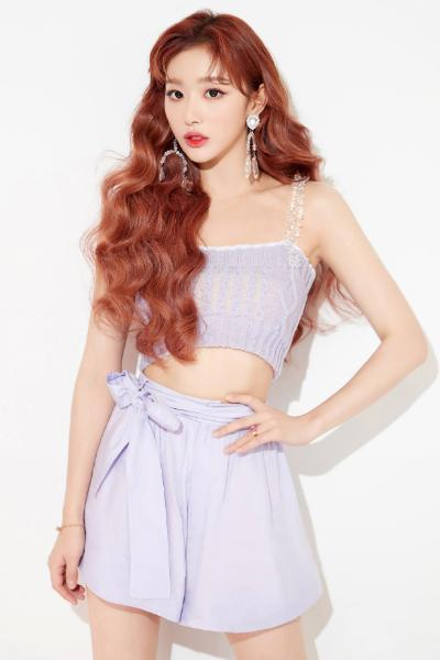 THE9官博晒活动写真！许佳琪大红裙亮相，风头超越刘雨昕？