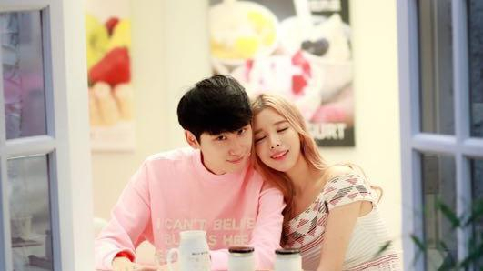 LOL：Doinb有多有钱？糖小幽自拍曝光1400平米豪宅，在家像度假