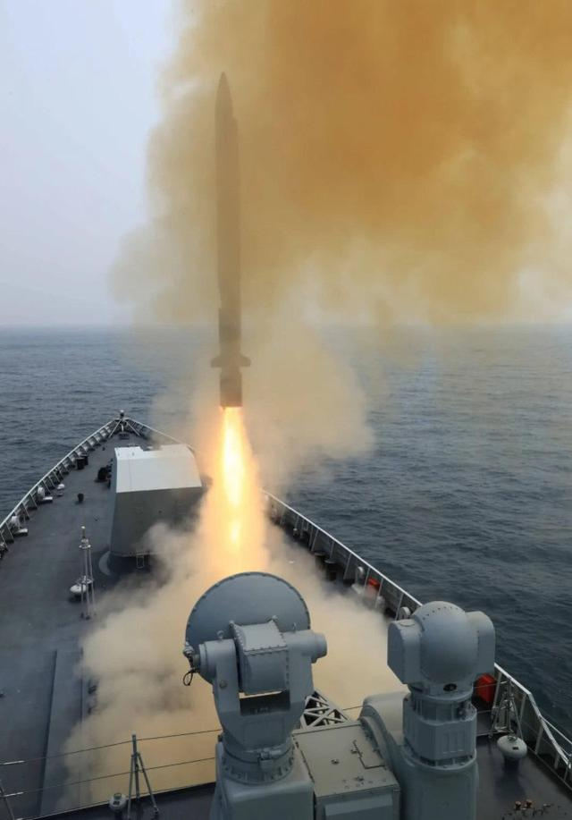 055型驱逐舰首开弹舱，弹坑深度足有9米，装大号导弹就是落后？