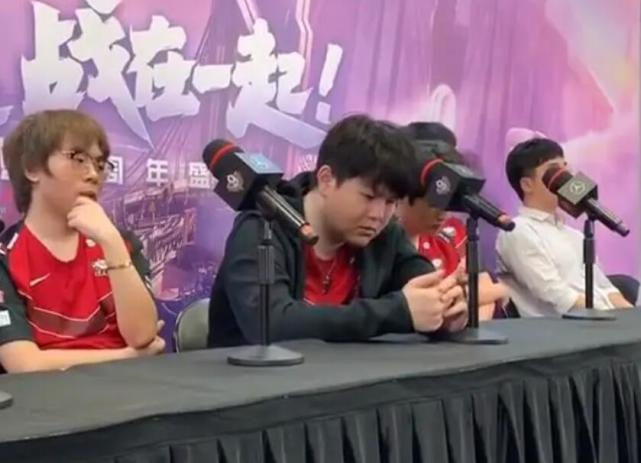 JDG赛后采访，zoom全程表情痛苦，旁边两位韩援满脸笑容