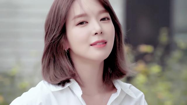 AOA前主唱草娥阔别3年正式回归，淡妆素雅出镜，清纯可人