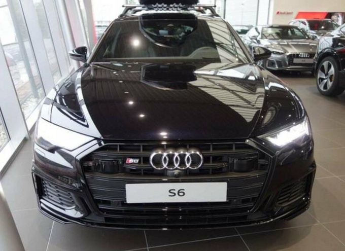 奥迪新款S6旅行版实拍！搭2.9T引擎，配三块大屏，外观更运动