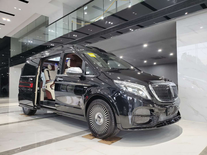 奔驰V260L七座高顶通舱版 配迈巴赫悬浮轮毂