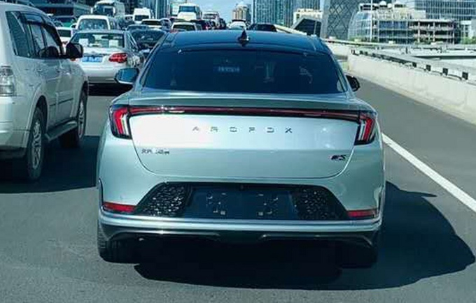 ARCFOX首款轿车明年初上市，配双色车身，续航708km