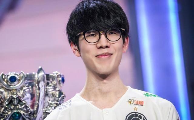 Theshy独宠LPL粉丝?老鼠台直播间标题：不聊天,我要说中文