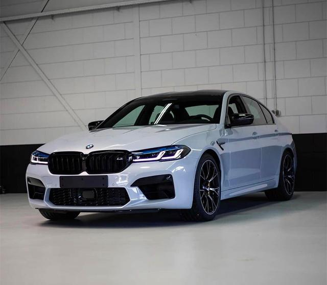 4.4T配四驱，新款宝马M5实车，激光大灯/四出排气更吸睛！