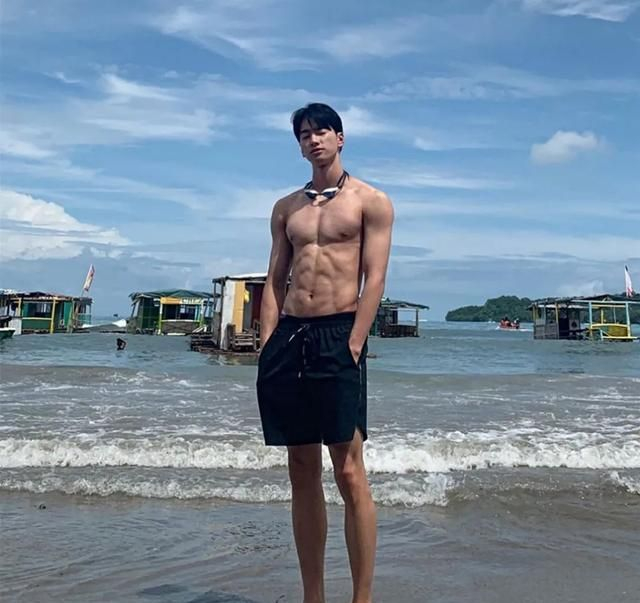 韩国的穿搭博主Tae,身材高挑纤瘦有肌肉,品味高级简约有格调