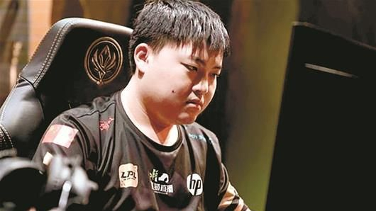 LOL：Uzi被RNG负责人爆料收入,过亿属于正常现象,阿水还是差点