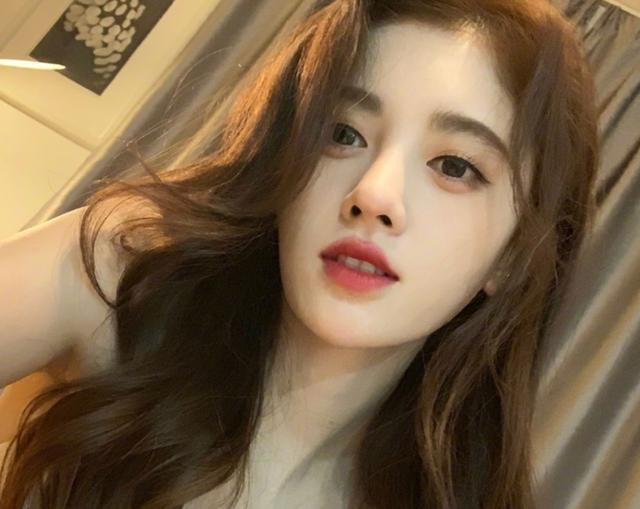 为啥鞠婧祎总披着头发，看到她的头发被风吹起来后，瞬间明白了啥