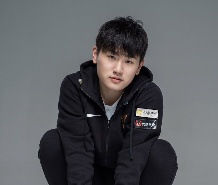 LOL小东北没去RNG，V5拿下weiwei，新AD神似电棍