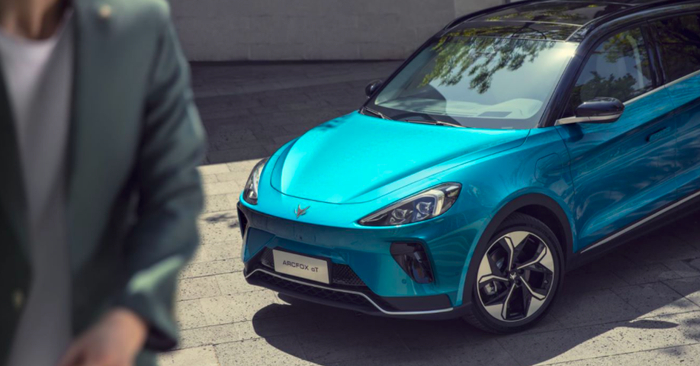 ARCFOX极狐αT用全球品质打造高端化，生而破界，挑战不可能