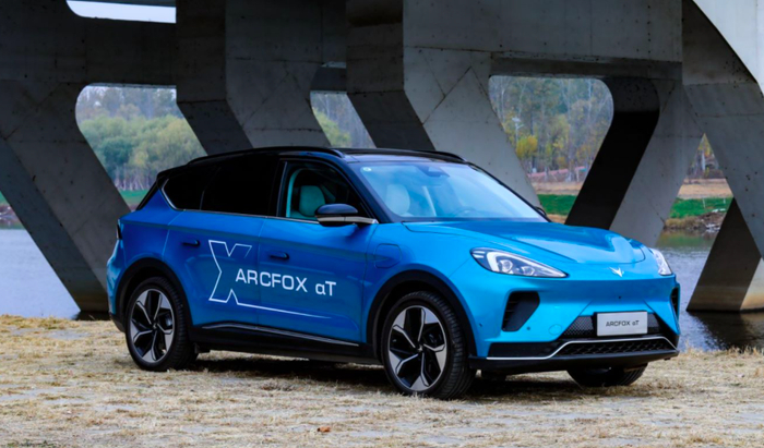 ARCFOX极狐αT用全球品质打造高端化，生而破界，挑战不可能