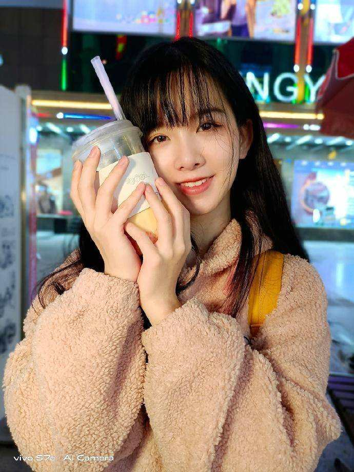 拿起vivo S7e自拍，小姐姐身边朋友的表情都亮了
