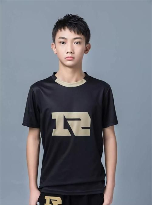 上虎牙看2020KPL RNG.M虔诚在圈子里就像是一个广为流传的梗