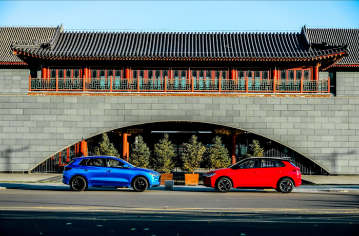 10万元级别新能源热门PK战！比亚迪e2对比吉利帝豪GSe！