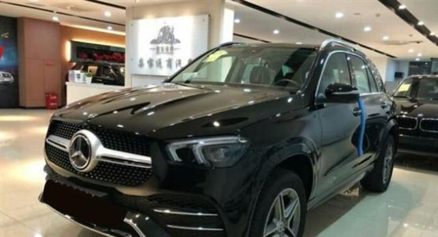 奔驰新款GLE怎么样,空气悬架可提到60mm,9AT配智能四驱不输X5