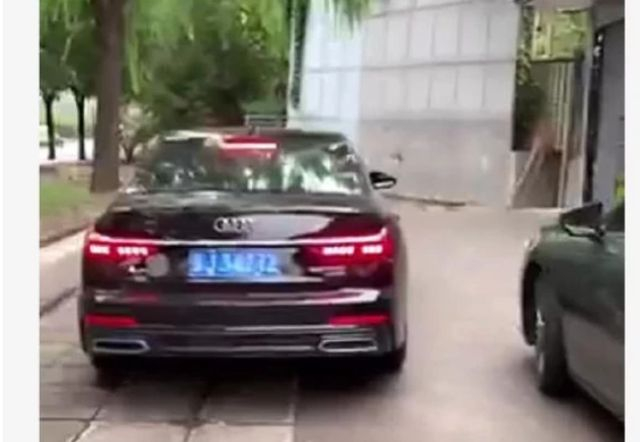 小张买ES300,和表哥的A6L停一起,差距很明显