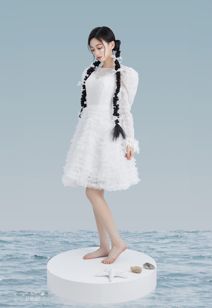 KPL最美女解说？天云灵性cos大乔新皮肤，灵儿晒光脚海景白裙