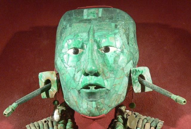 玛雅国王巴加尔大帝的棺材板上,真的雕刻了一艘宇宙飞船?