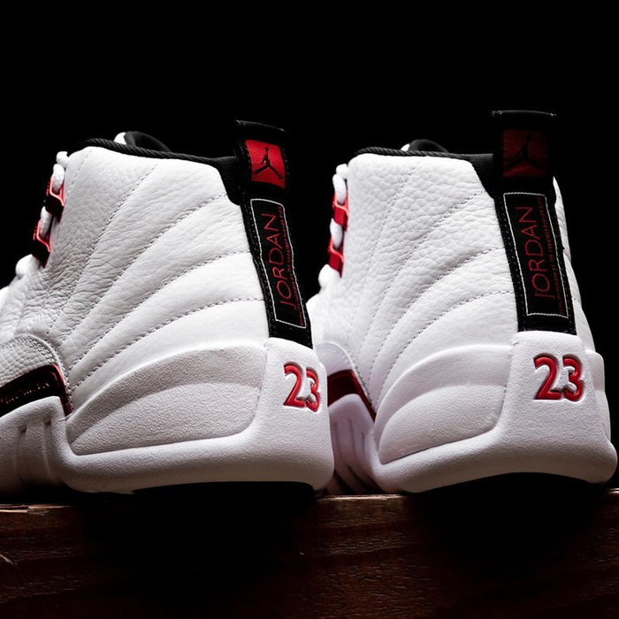 近期最帅 AJ！Air Jordan 12 “红扣” 最新实物曝光！