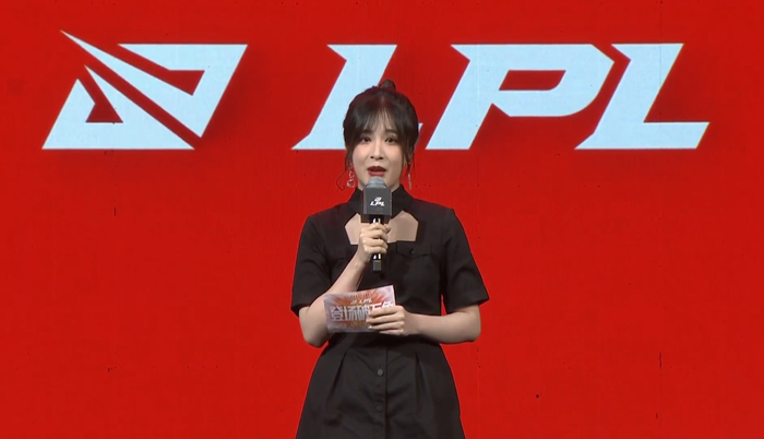 LPL第一腿神长胖了！女主持西西现场照，神颜成了胖脸