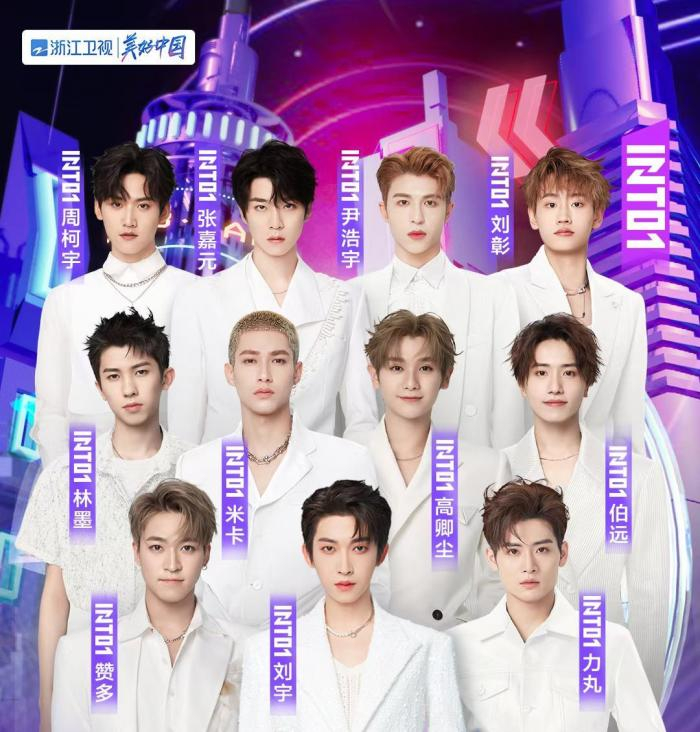 INTO1与硬糖少女303合影互换手势，有谁能理解R1SE焉栩嘉的落寞