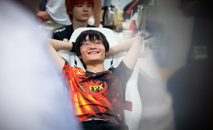 老板连夜刷上管哥榜1！Doinb零封LNG当面跳舞嘲讽，FPX终结7杀