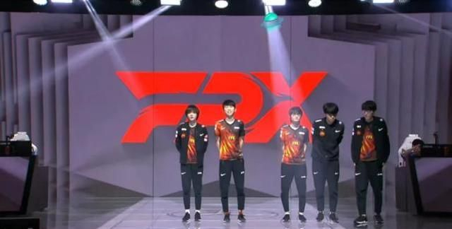 FPX首发五人站姿引调侃,网友：这合照是P的吧