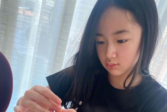 吴尊晒孩子日常照,10岁Neinei长成大姑娘,Max“复刻”爸爸的脸