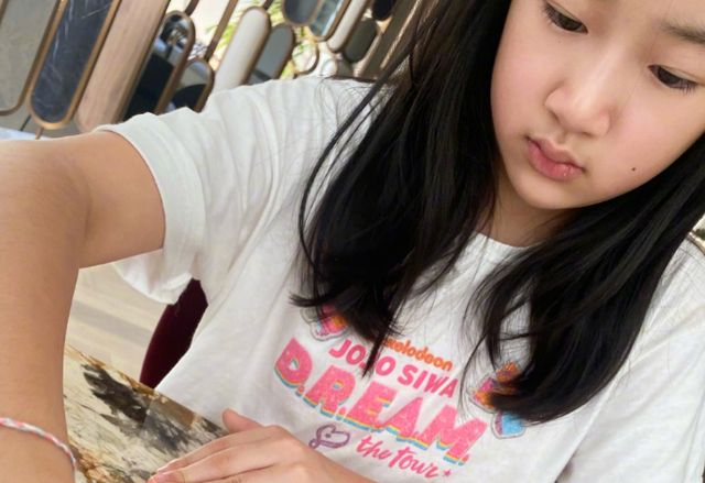 吴尊晒孩子日常照,10岁Neinei长成大姑娘,Max“复刻”爸爸的脸