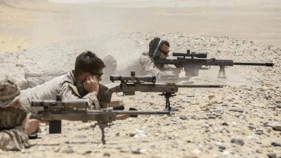 美军士兵试射M107狙击步枪 2000米的射程让人闻风丧胆