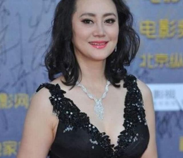 抛弃病夫,攀附富商,儿子生父不详,59岁的宋佳到底有多“狠”?