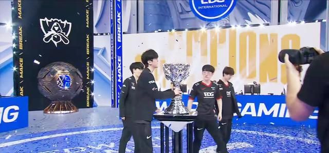 EDG夺冠刷屏!七号再现7的意志,无数网友立下的flag该兑现了