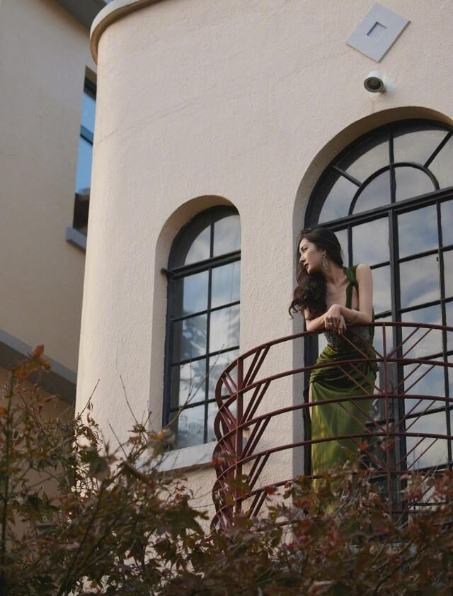 杨幂ELLE大片惊现“大尺度”，低胸裙凹凸感迷人，还开高叉秀腿