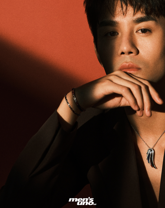 登上《风度mens uno》12月号杂志封面，光影划破黑暗……