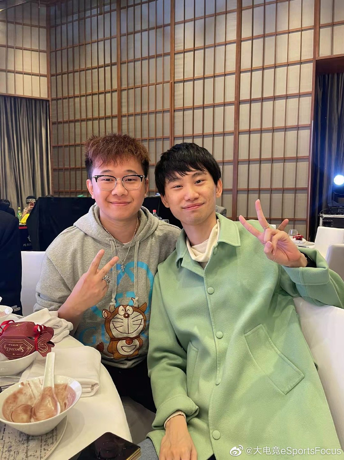 TSM教练更推：在Tabe婚礼上与Doinb合影