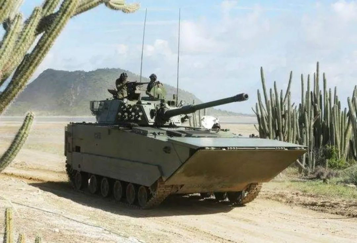 罕见一幕：中美两栖战车同场竞技，VN16开足马力，美AAV7望尘莫及