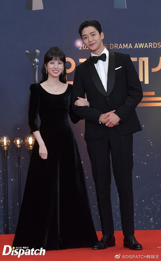 31日， 出席“2021 KBS演技大赏”红毯活动