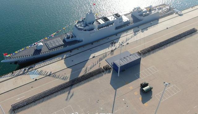 我国第二艘055服役，别看112个垂发偏少，光凭“雷达”就能杀敌