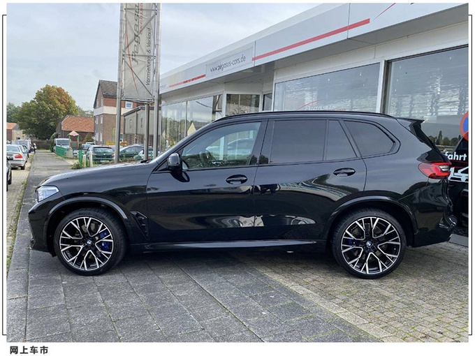 宝马X5 M实拍曝光！搭4.4T V8引擎，内配红色运动座椅