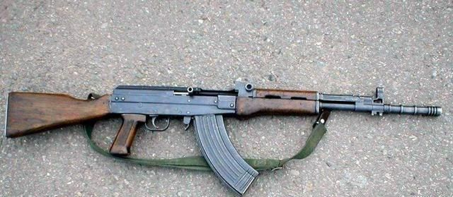 56式冲锋枪，皮实耐用，为何被81杠取代？