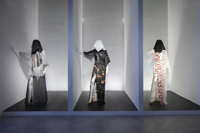 独家专访 Hussein Chalayan：用 130 件服装构成一座群岛