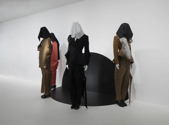 独家专访 Hussein Chalayan：用 130 件服装构成一座群岛