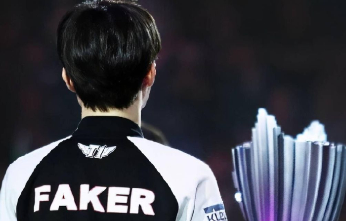 Faker也遇到游戏Bug了?连续补位7盘打野,直言：这肯定是Bug!