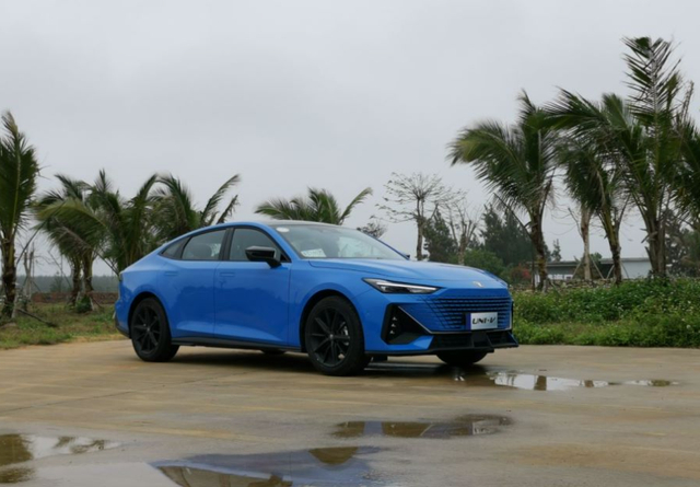 试驾“小A7”长安UNI-V：你以为只是帅就完事了？