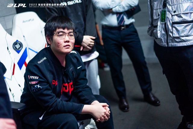 JDG完胜UP，9哥的格温直接把对面剪麻了，熟练度真的高！